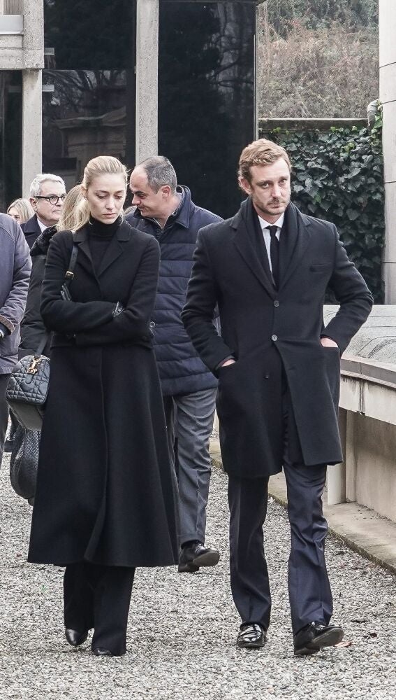 Carolina de Mónaco, conmovida y arropada por sus hijos en el funeral de ...