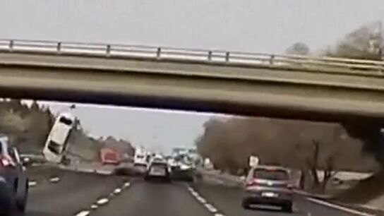 Impactante accidente en California: un vehículo cae desde un puente a ...