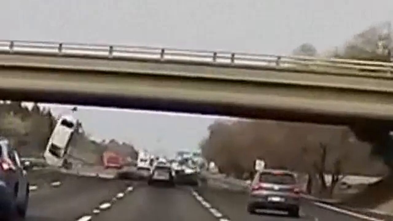 Impactante accidente en California: un vehículo cae desde un puente a ...
