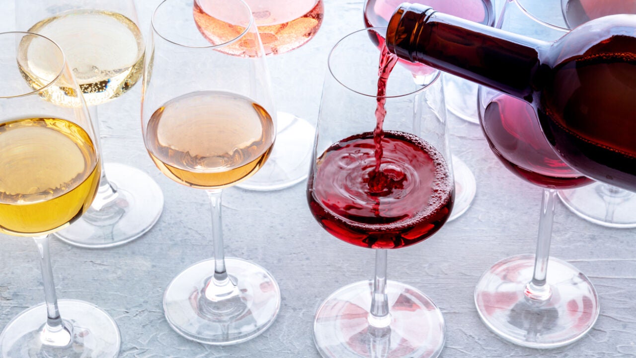 ¿Por qué el vino es tinto, blanco o rosado? Las diferencias entre ellos