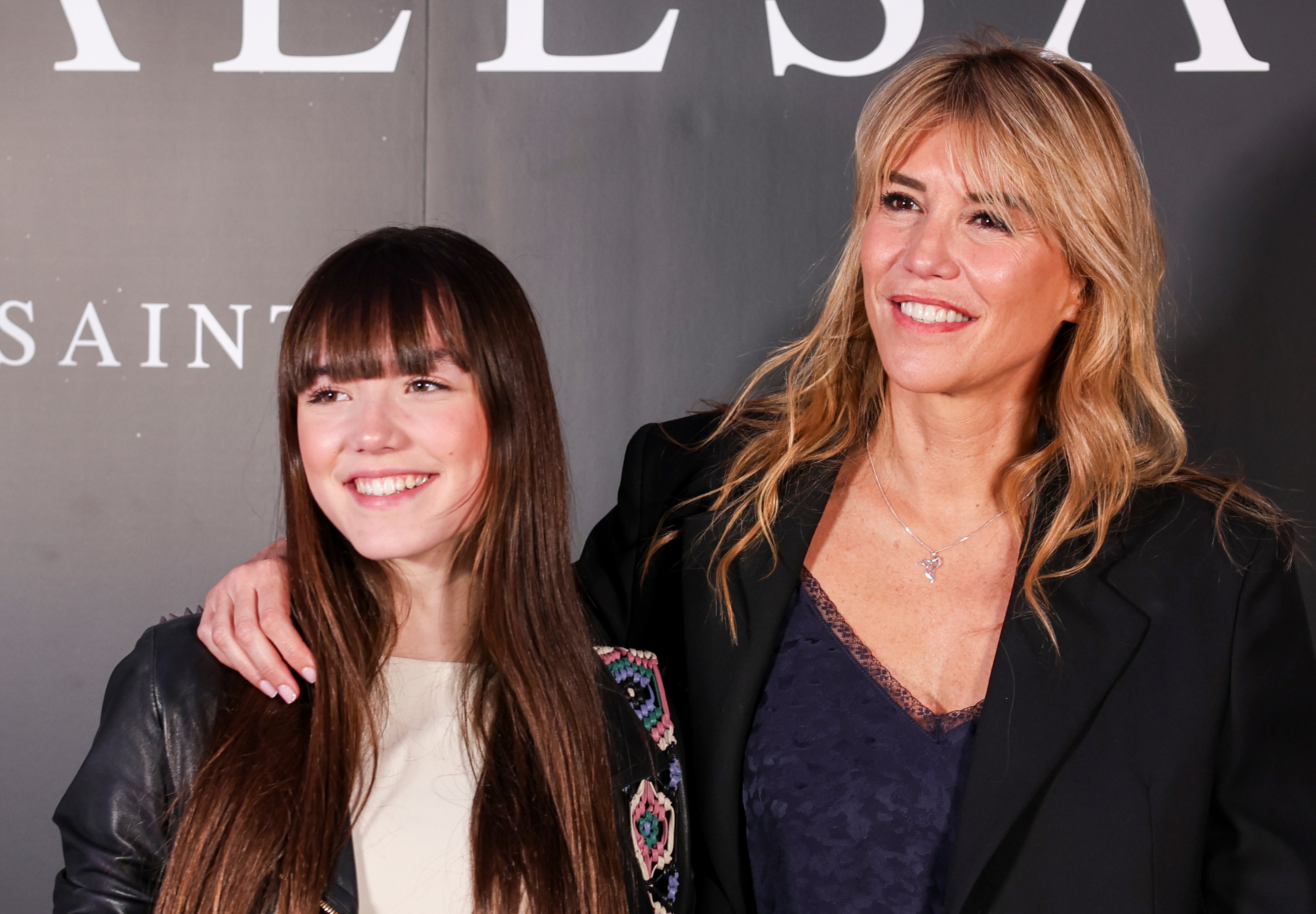 Raquel Meroño posa por primera vez con sus dos hijas en un photocall ...