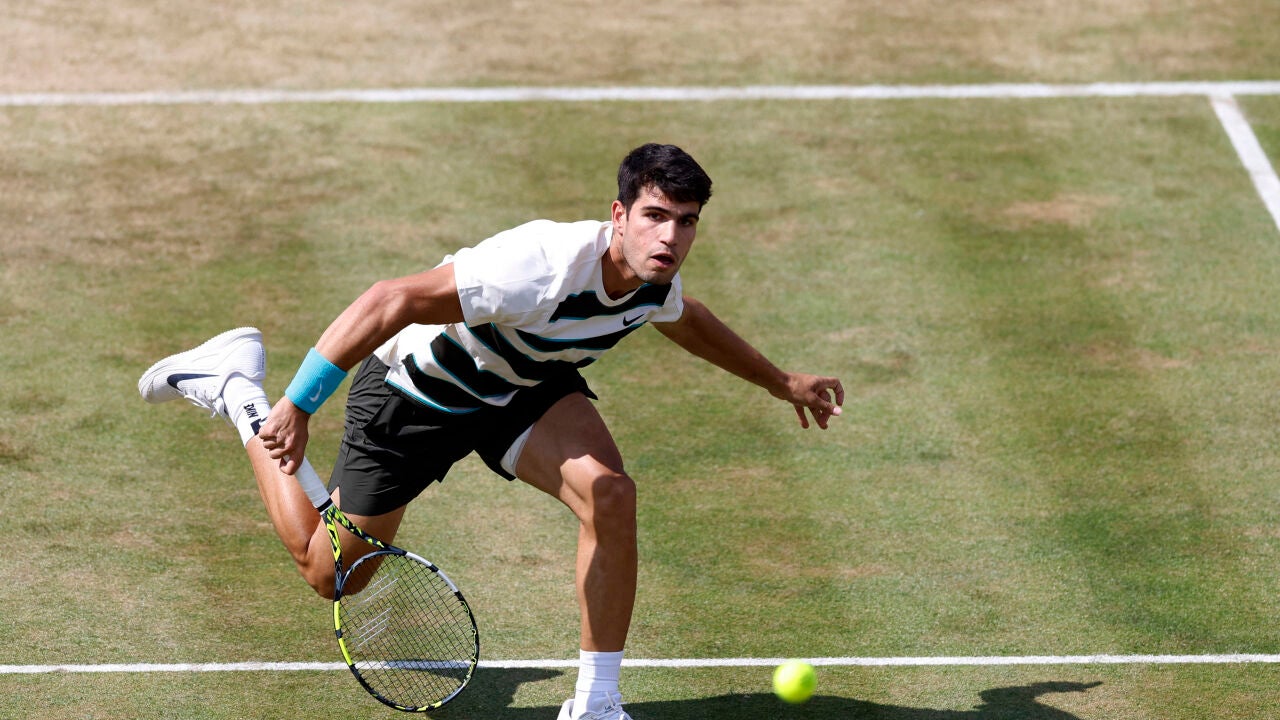 Carlos Alcaraz supera a Adam Walton en su primer partido sobre la ...
