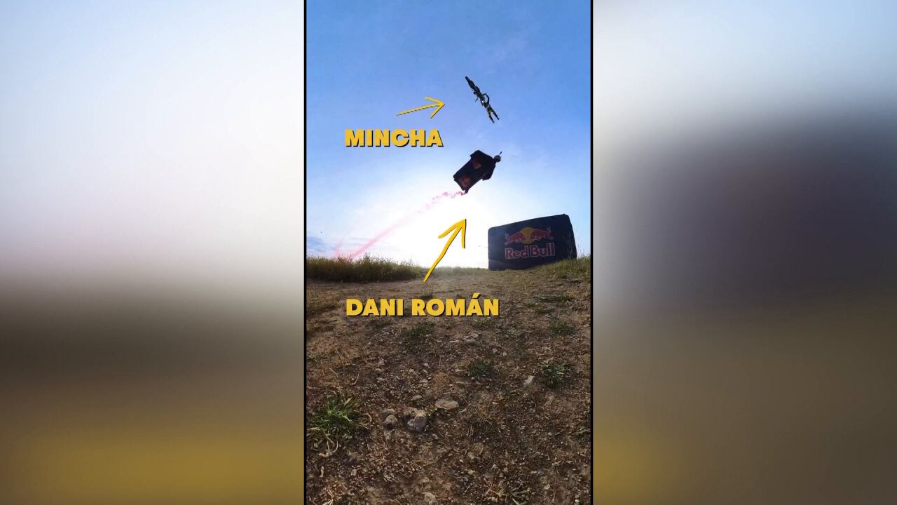 Así se hace un cruce perfecto en moto y traje de alas a 250 km/h