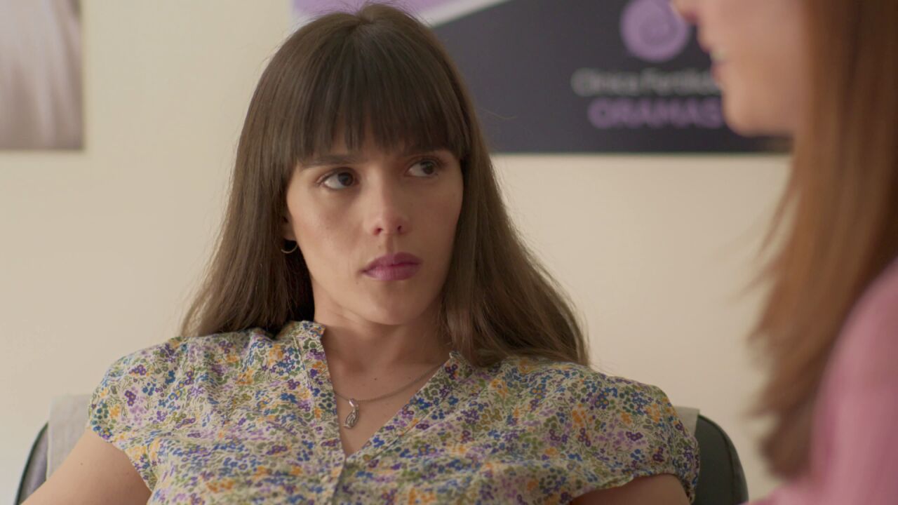 El doctor Garay intenta que Julia recapacite sobre darle su bebé a ...