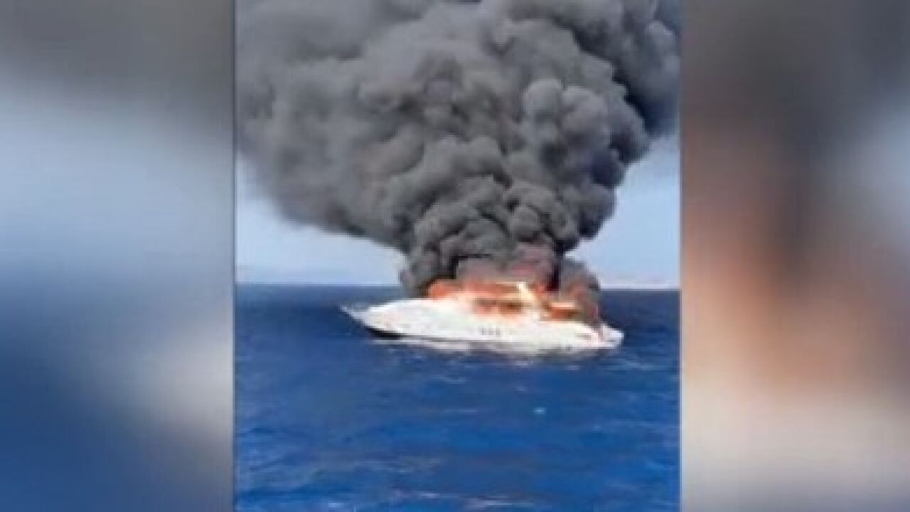 VIDEO: Un yate arde en Formentera y acaba hundido: sus siete ...