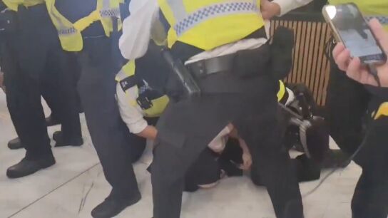VÍDEO: La Policía rocía con gas pimienta a un niño de 11 años en ...