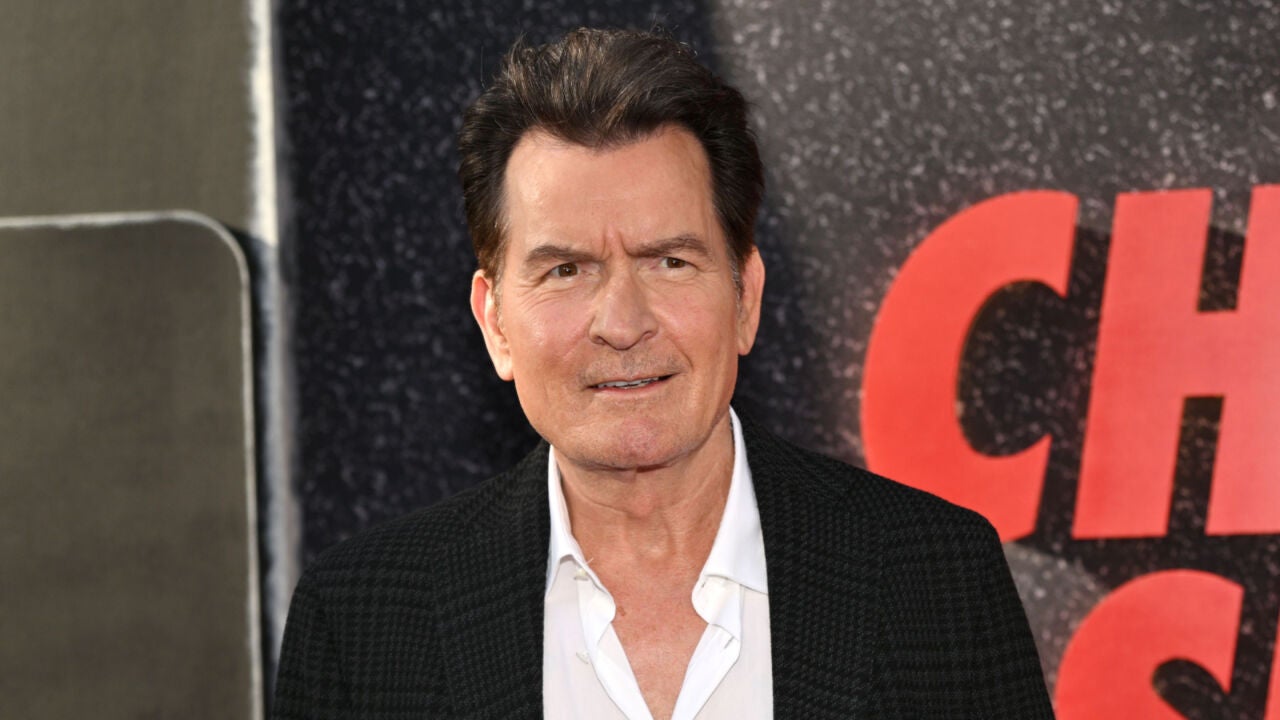 Charlie Sheen detalla sus experiencias homosexuales y lo "liberador ...