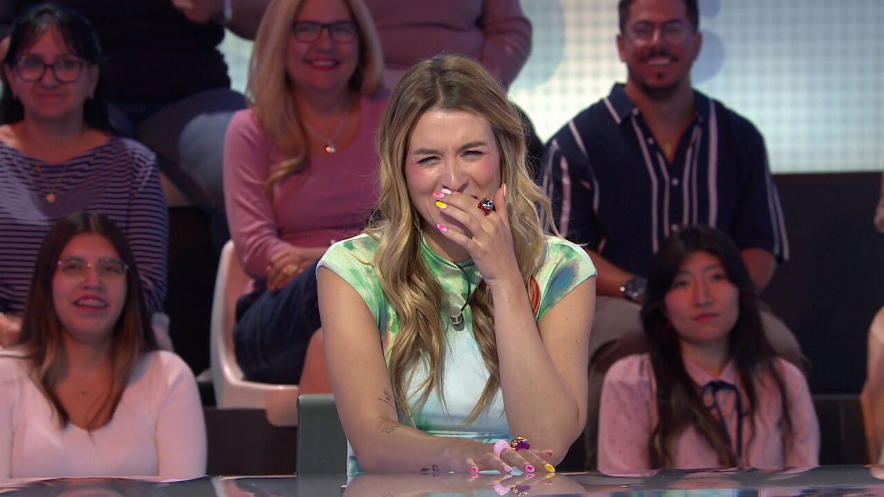 Eva Soriano provoca las risas de Roberto Leal con su voz de 'balleno' en Palabras Cruzadas