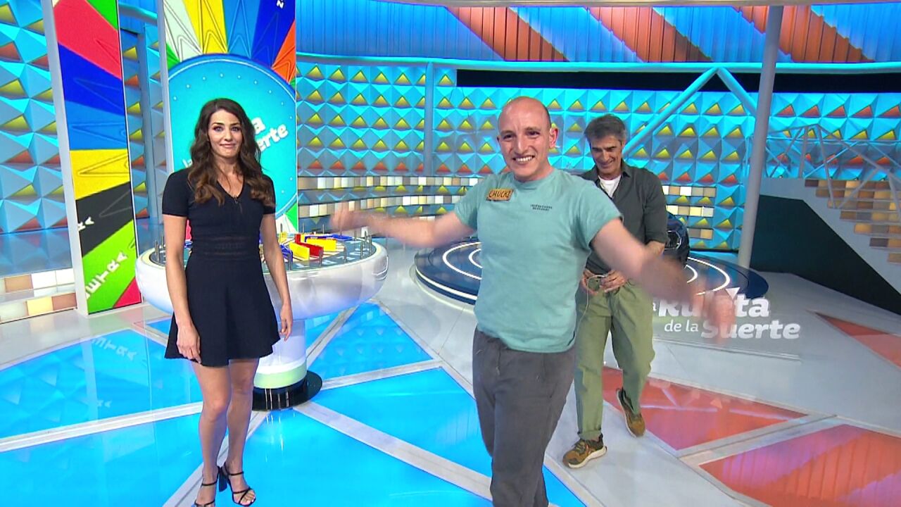 ¡Chuchi termina el programa haciendo el pino!