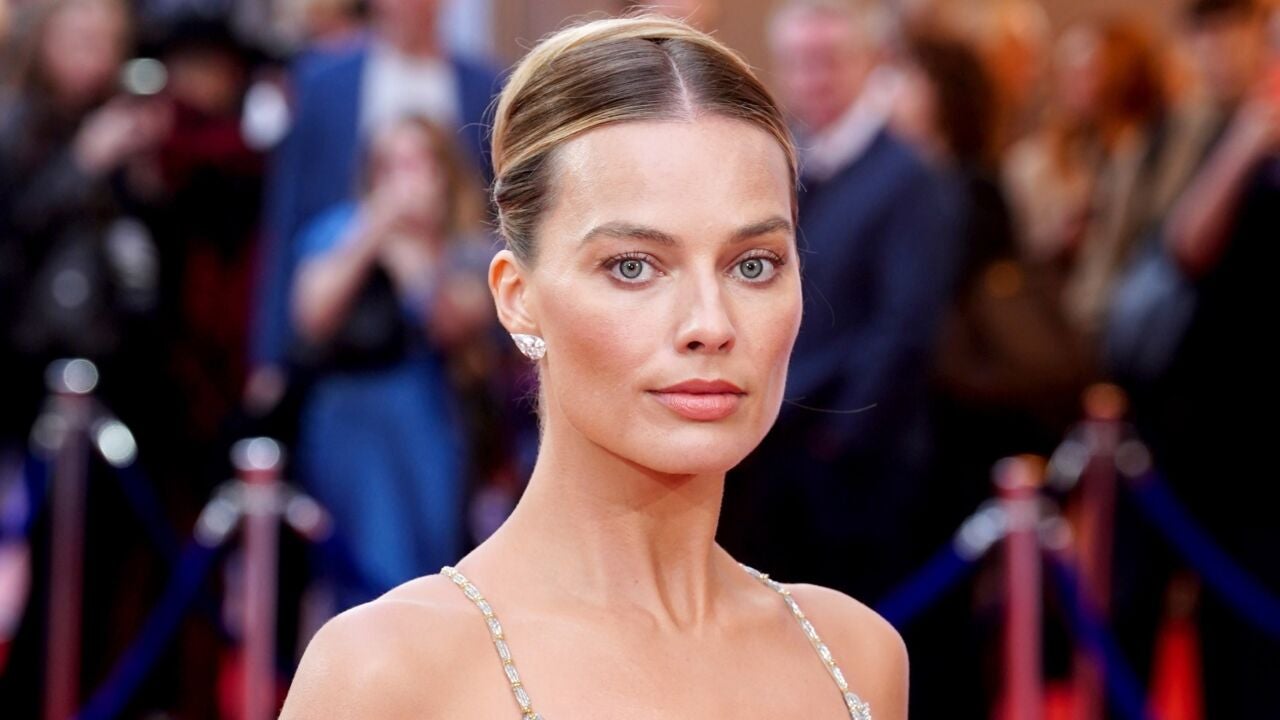 Margot Robbie impacta al ir sin sujetador y en tanga con este vestidazo ...