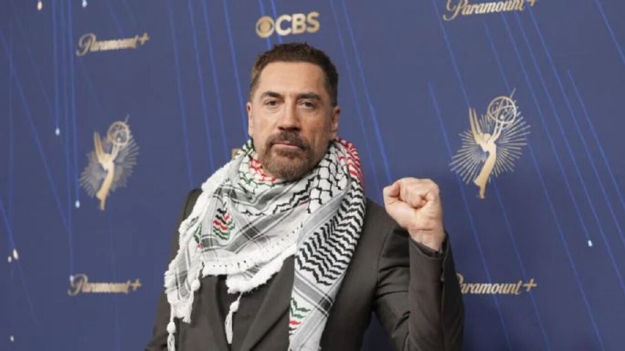 Javier Bardem posa en los Emmy con un pañuelo palestino: "He venido ...