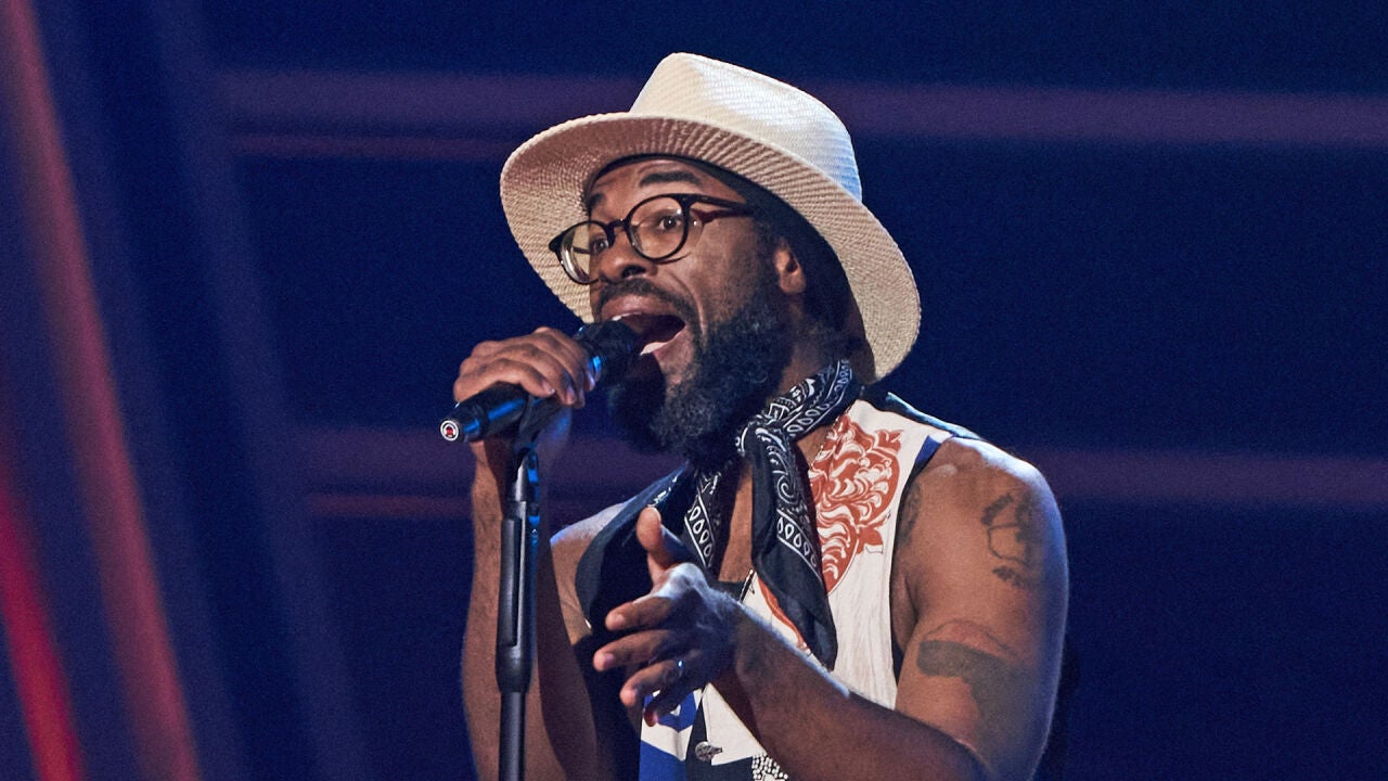 Adrián interpreta ‘Crazy’ con energía, pero no logra convencer en La Voz