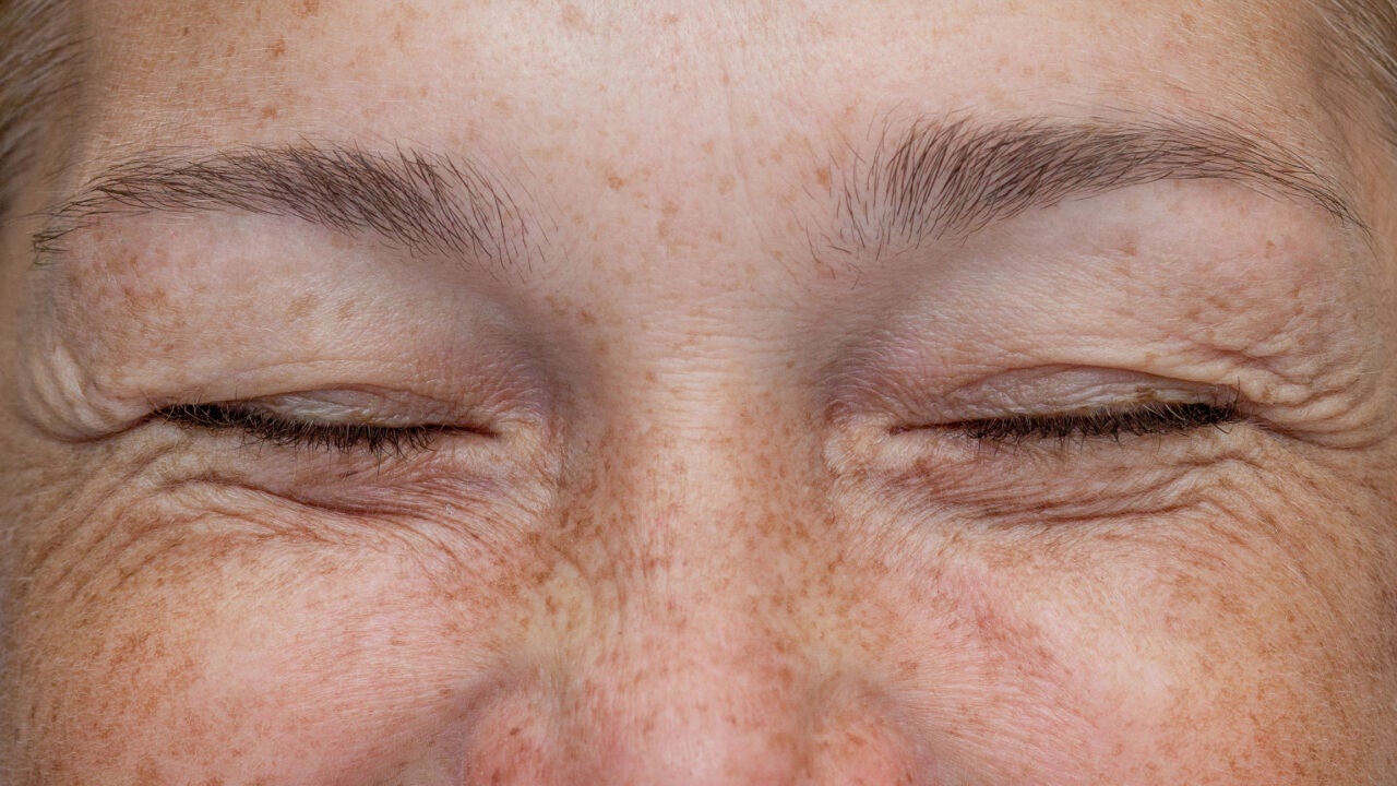 Estos dos ejercicios de yoga facial te ayudarán a combatir el párpado caído