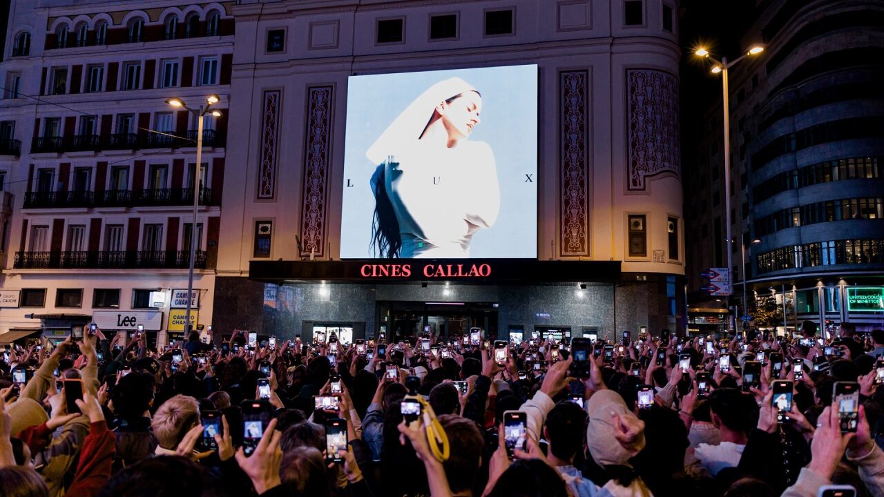 Rosalía desata la locura en el centro de Madrid al presentar su nuevo ...