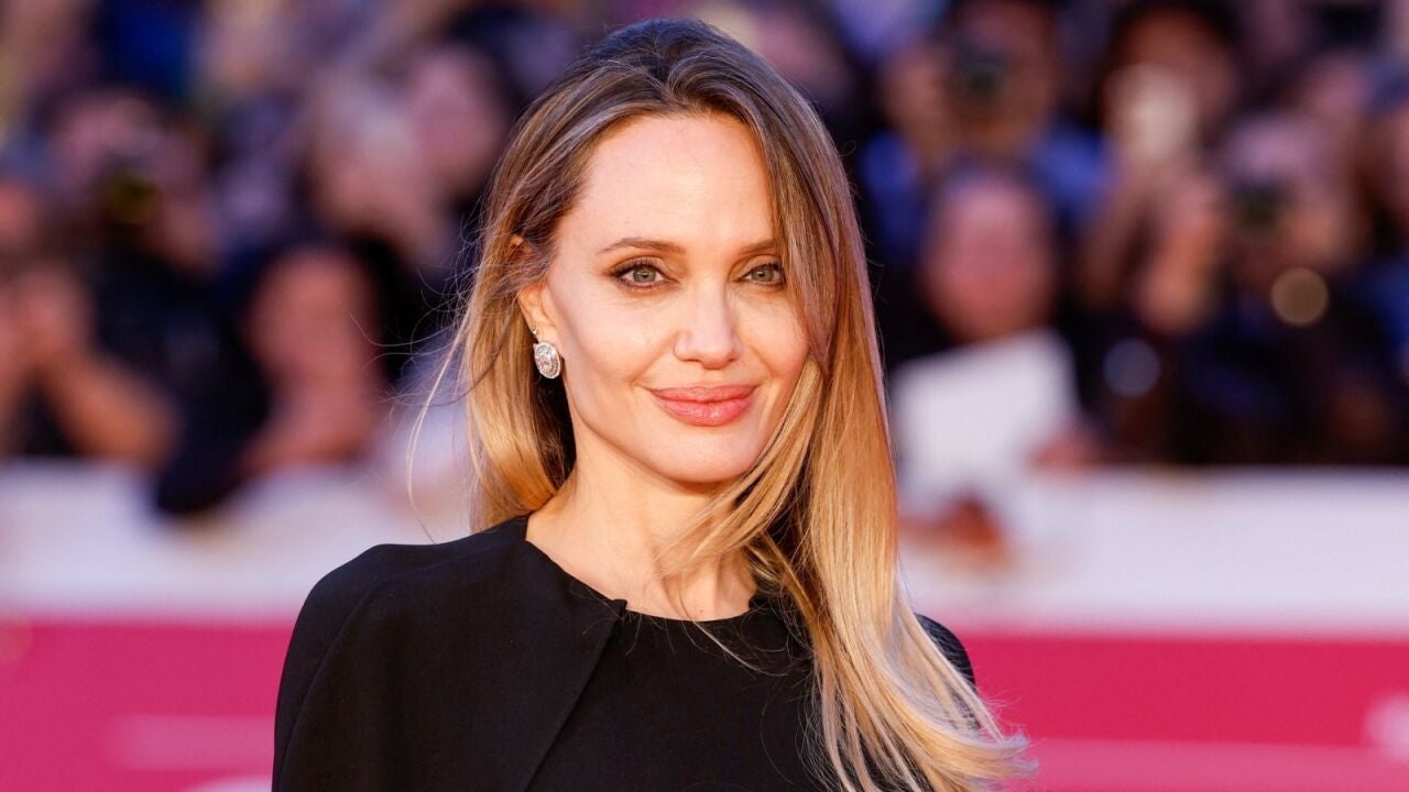 Angelina Jolie impacta al dejar al aire su espalda cubierta al completo ...