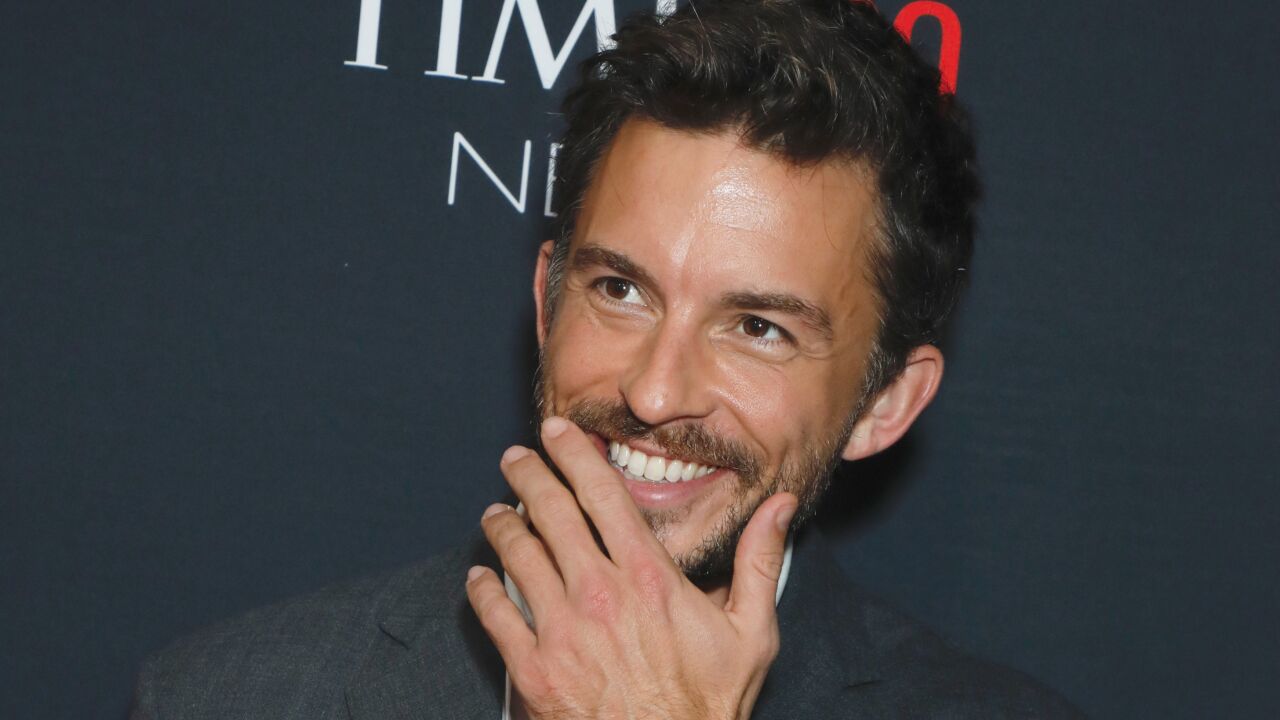 La emotiva sorpresa de Jonathan Bailey a su hermana durante una ...