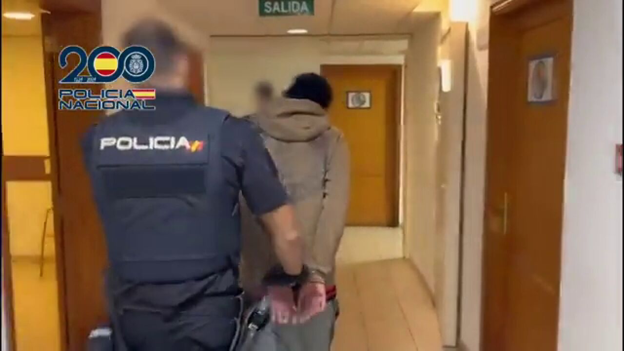 Un joven de 21 años llega al hospital de Lanzarote con un cuchillo ...