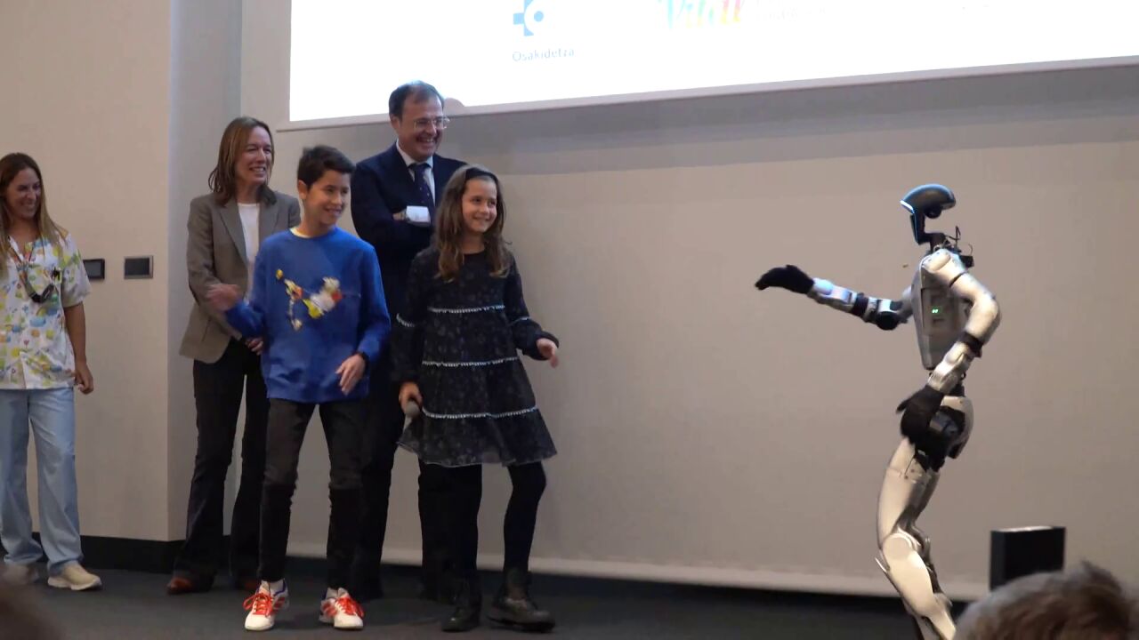 SAAKI, el robot humanoide que acompaña a los niños ingresados en un ...