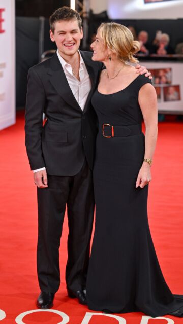 Kate Winslet aparece con su hijo de 21 años que es clavado a ella en su ...