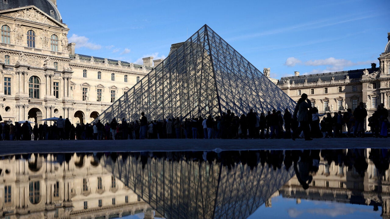 El Louvre se desmorona: un robo, una inundación y ahora una huelga ahondan la crisis del museo