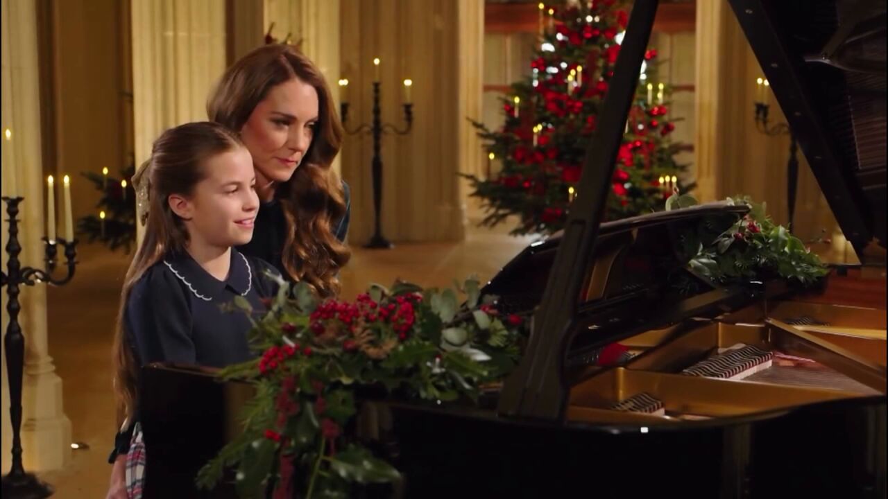 Kate Middleton reaparece tocando el piano junto a su hija Charlotte en ...