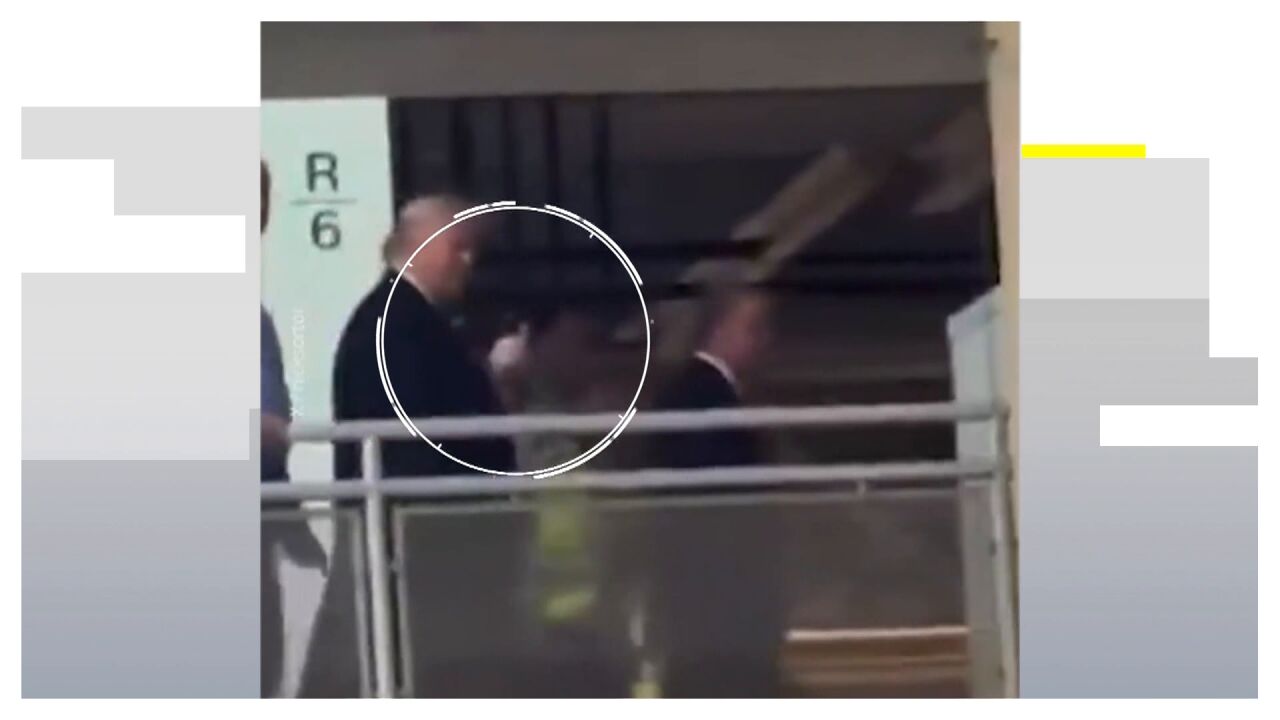 Vídeo: Trump insulta y hace una peineta a un trabajador que le acusó "a ...