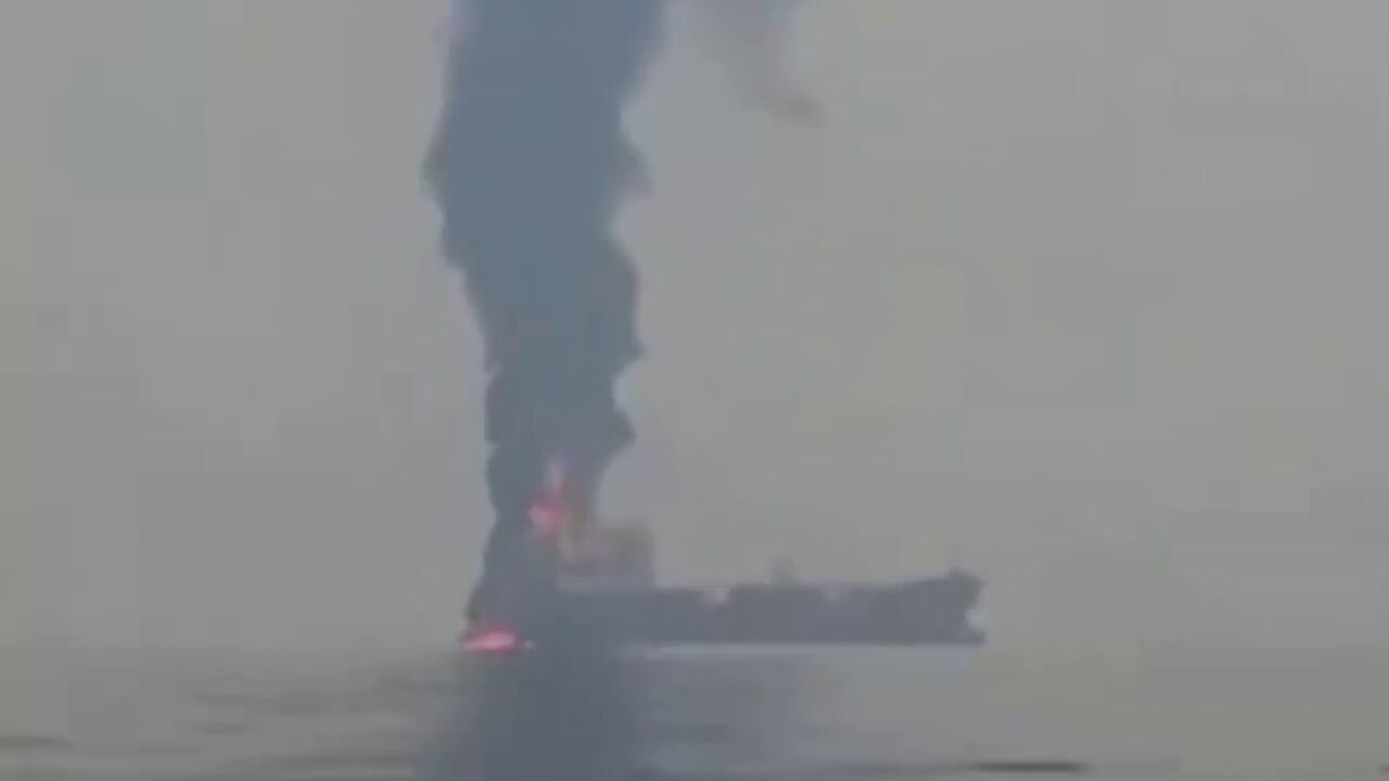 Duras imágenes: El ataque iraní al petrolero 'Skylight' en el estrecho ...