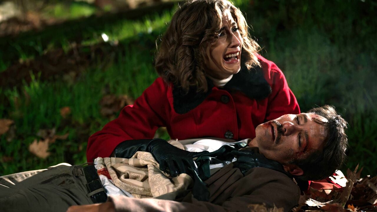 Pelayo muere en brazos de Marta sin poder revelar su gran secreto a Fina