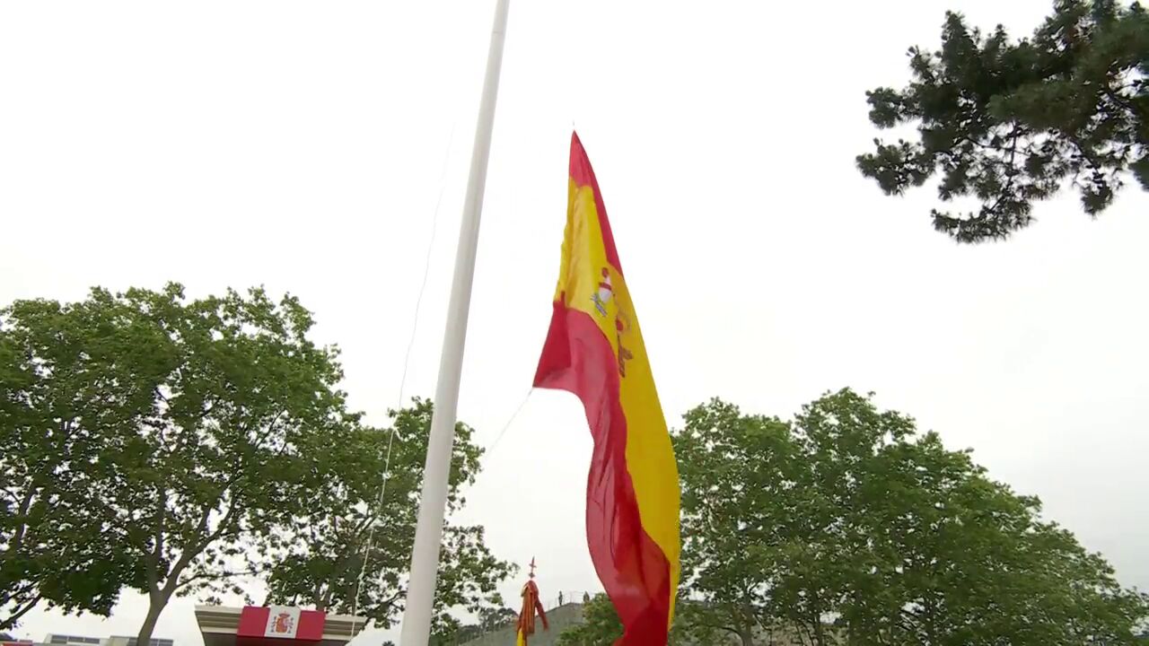 La bandera de España cae al suelo durante el acto de izado en el Día de ...