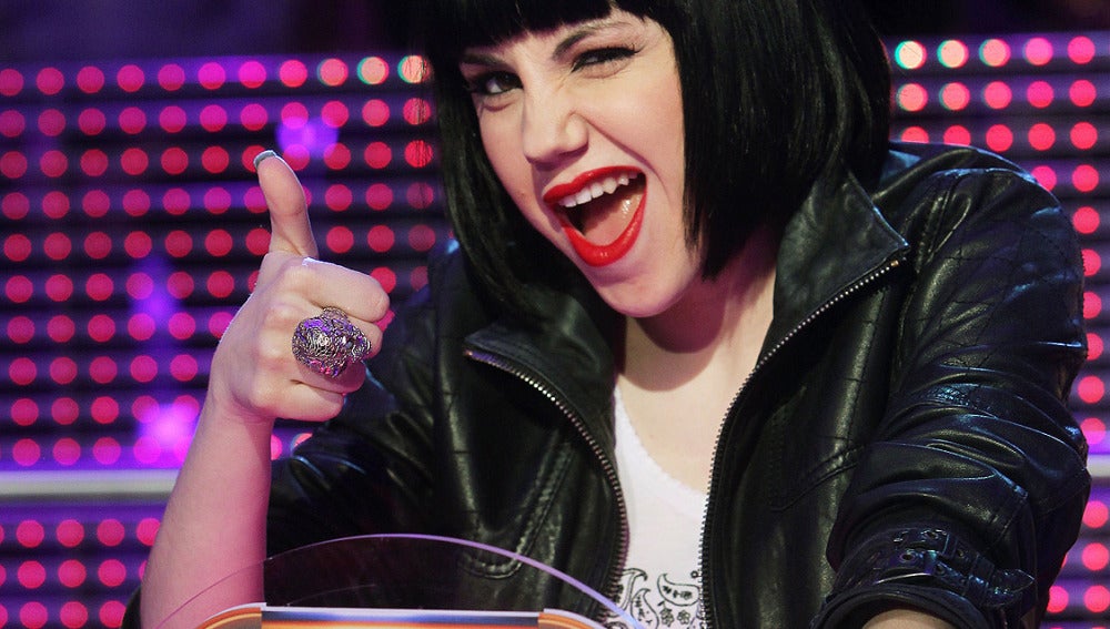 Angie Fernández cae al estilo Bisbal en 'Ahora caigo'