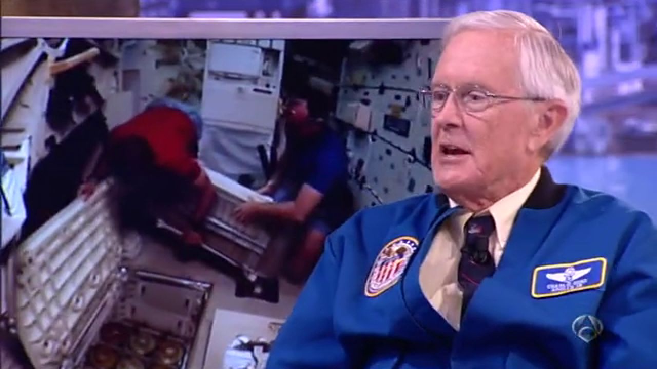 Charles Duke:"Llevamos jamón serrano a la Luna"
