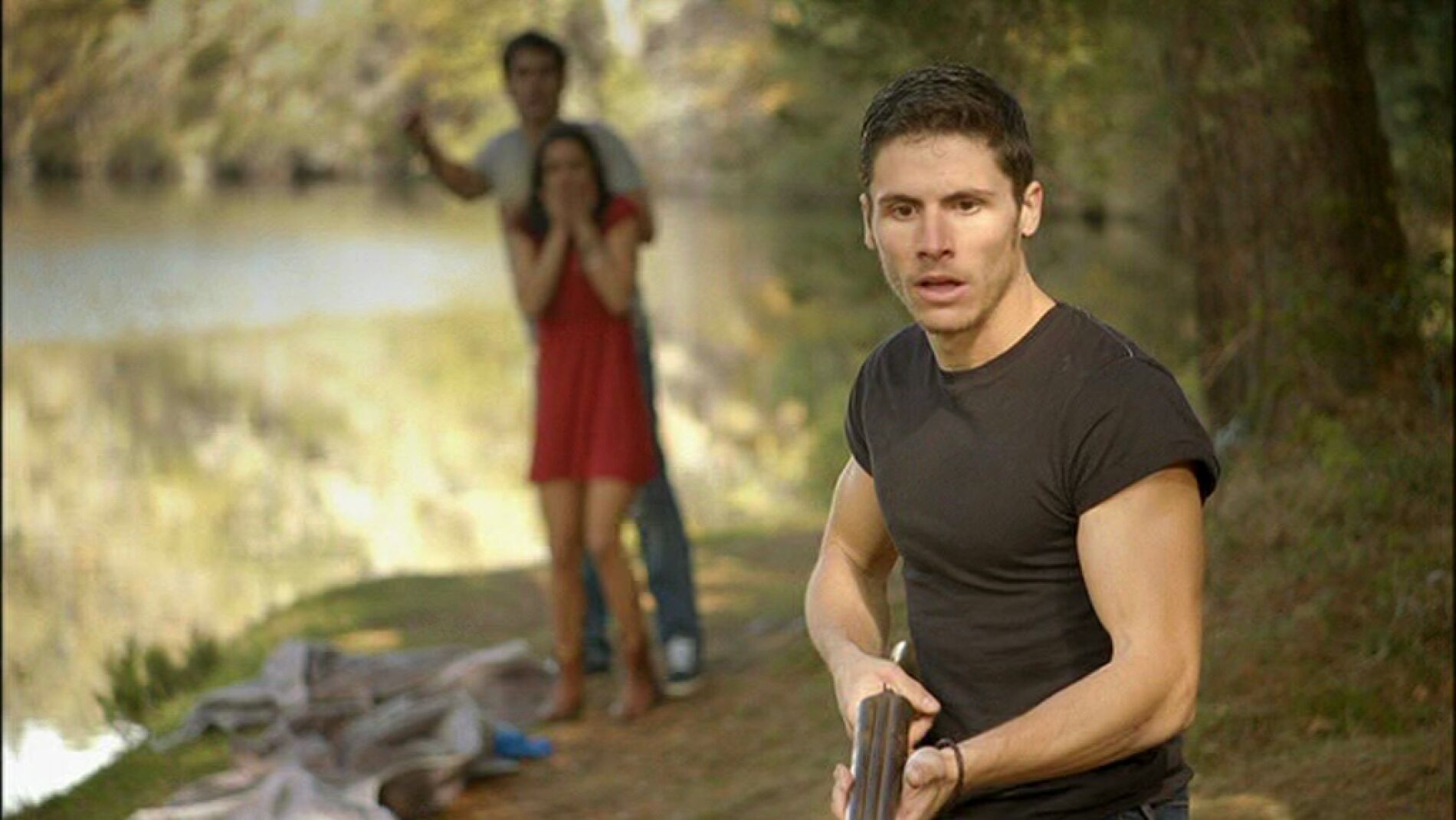 Ricky dispara al hombre lobo