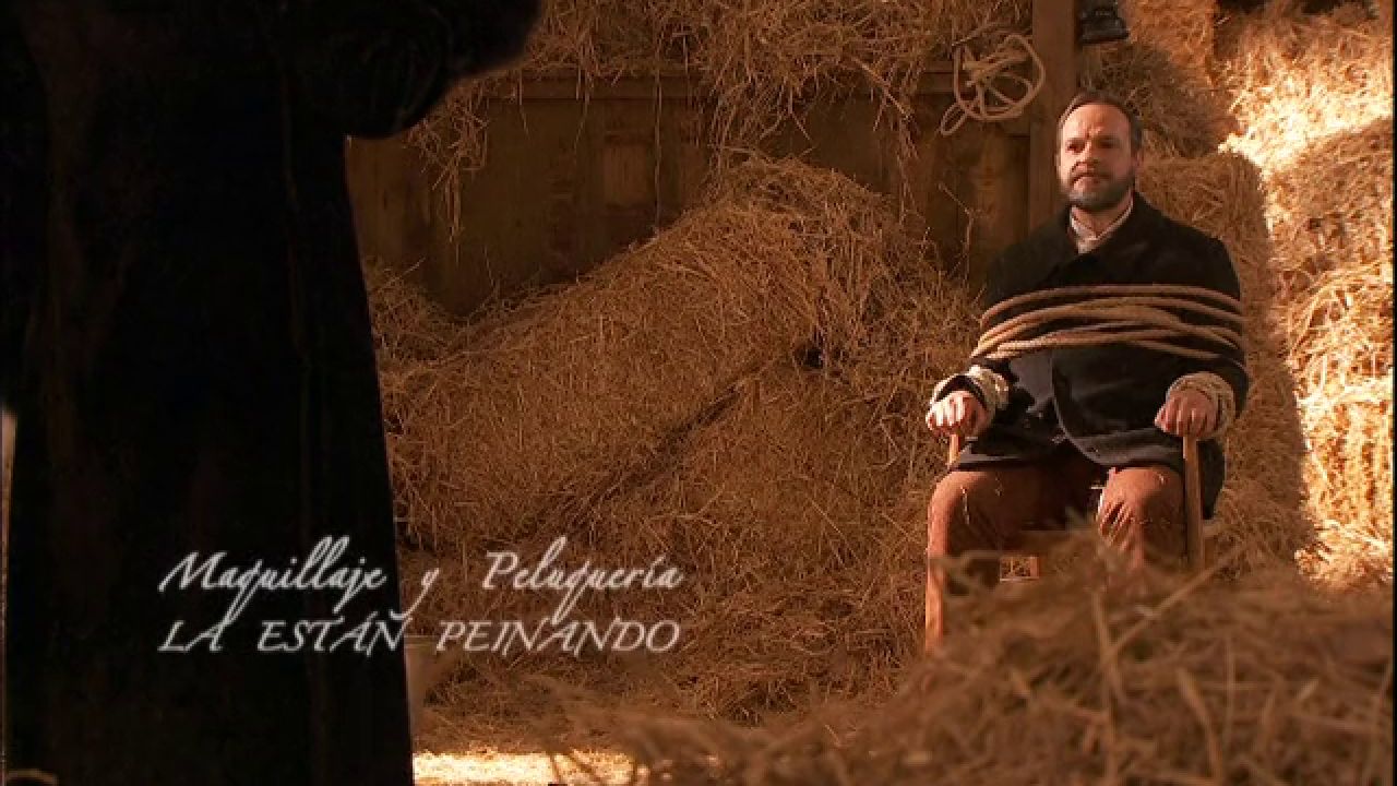 León les cuenta a Raimundo y Francisca que ha venido a Puente Viejo ...