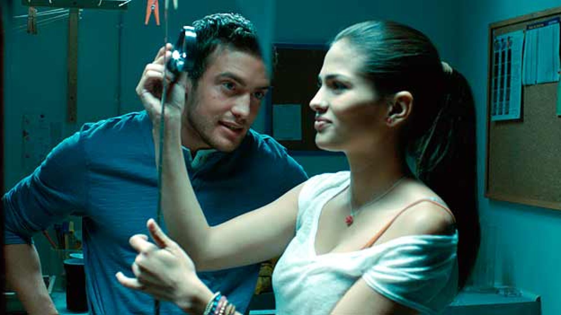 Videoclip del tema principal de 'Tres 60', con Raúl Mérida, Sara Sálamo ...