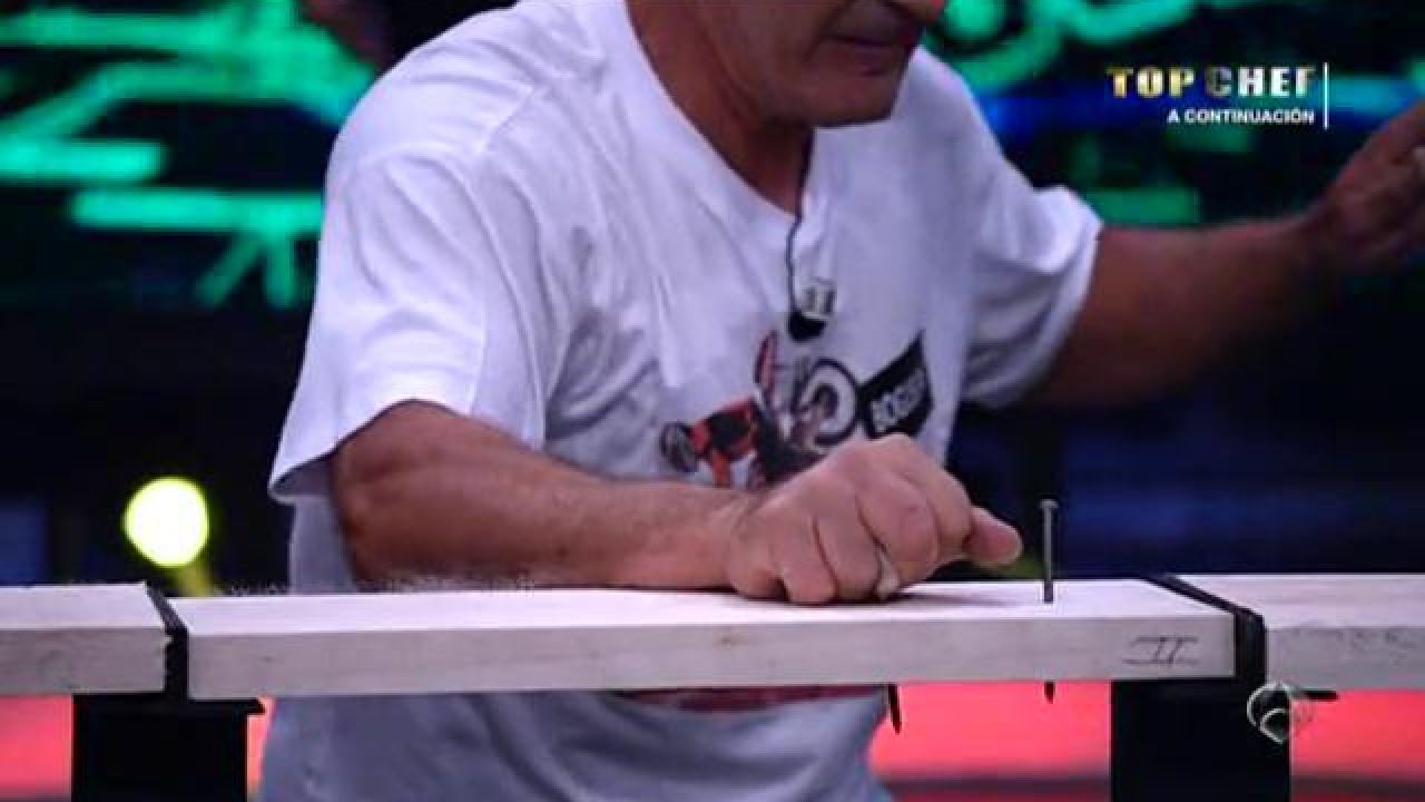 Clavando clavos con las manos