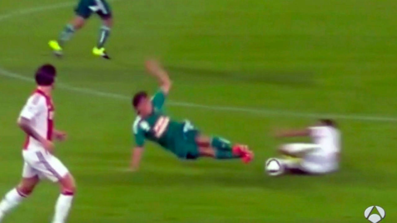 Escalofriante patada de un jugador austriaco