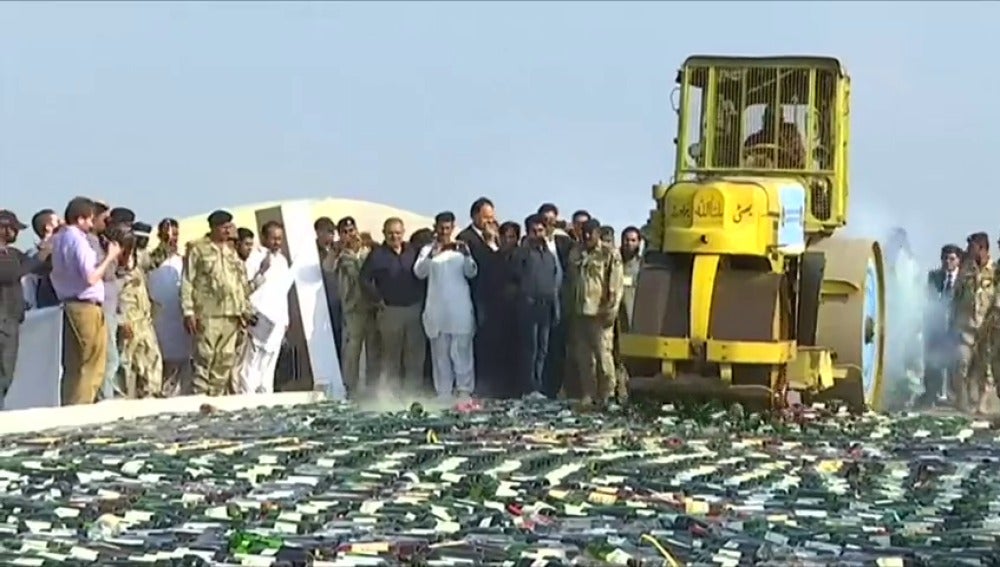 En Pakistán destruyen toneladas de drogas y alcohol ilegal | ANTENA 3 ...