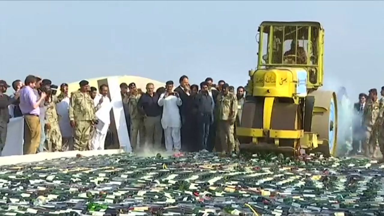 En Pakistán destruyen toneladas de drogas y alcohol ilegal | ANTENA 3 ...