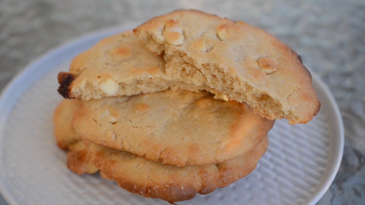 Así se hacen las galletas de macadamia y chocolate blanco del Subway