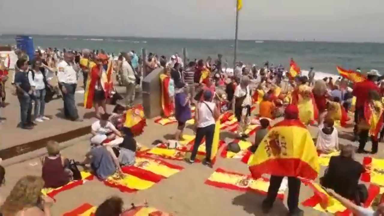 Banderas de España en la Barceloneta en contraste con las cruces ...