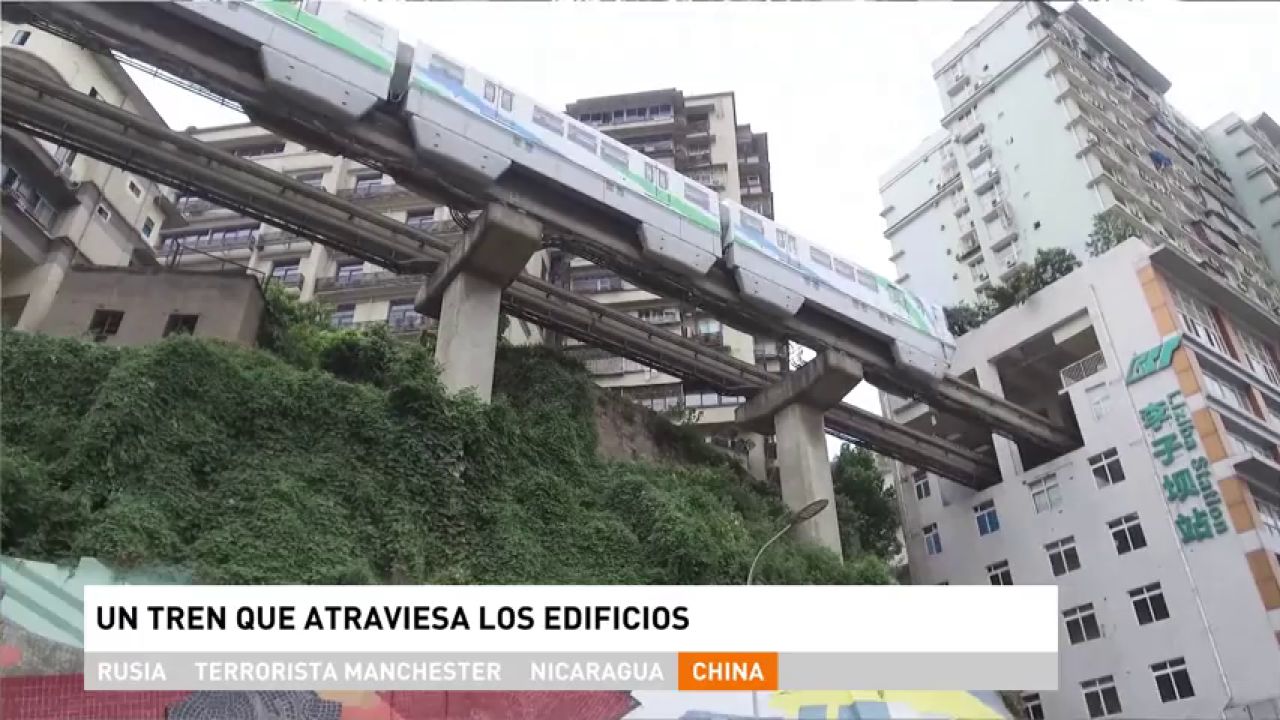 Construyen un tren en China que atraviesa un edificio