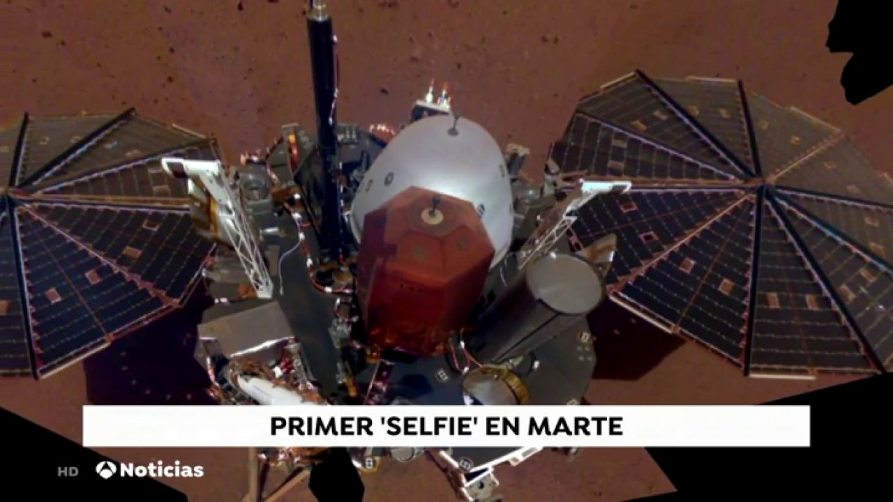 La nave InSight resplandece sobre Marte en su primer 'selfie'