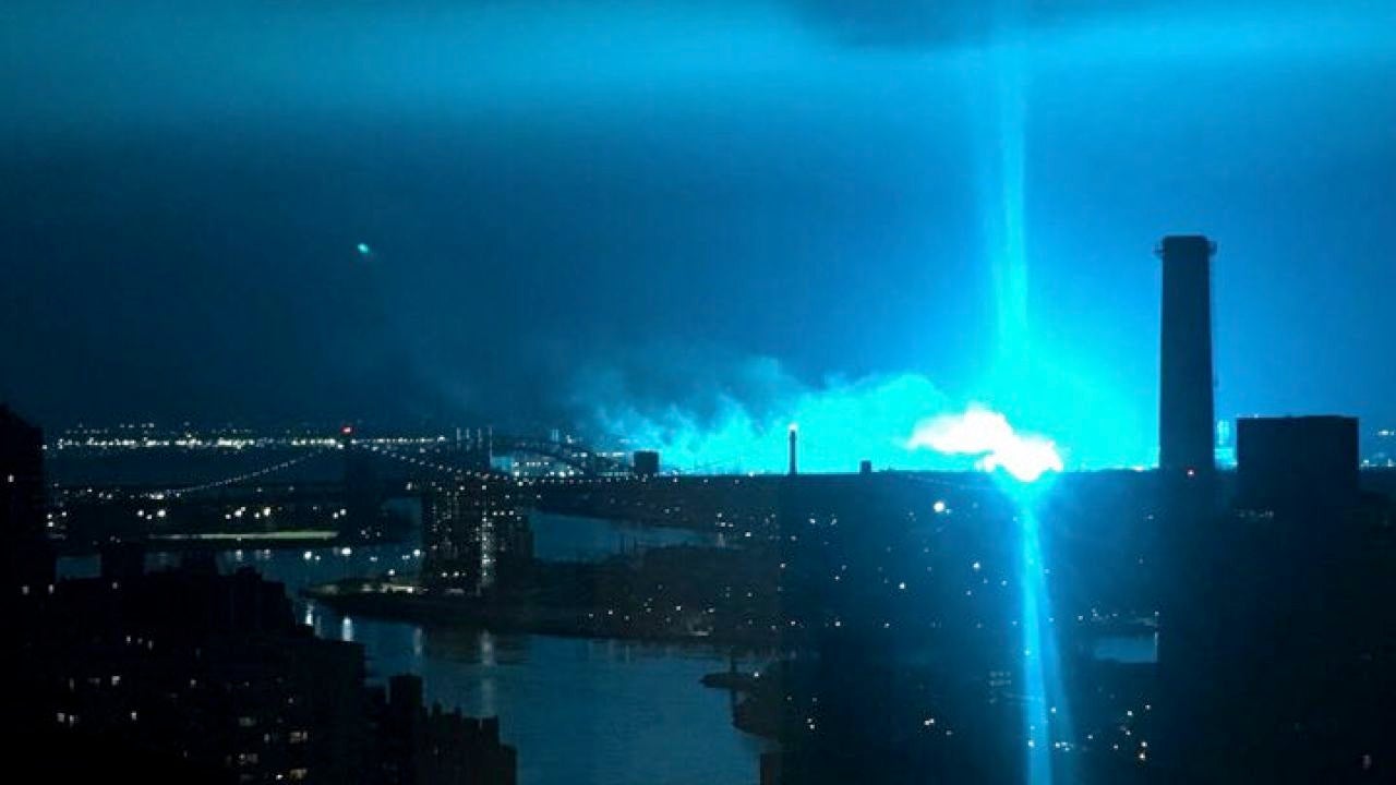 Una explosión en una planta eléctrica tiñe de azul el cielo de Nueva York