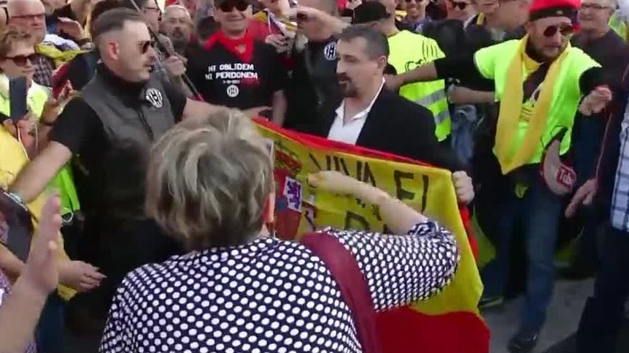 Un hombre sube al escenario de la marcha independentista con una ...