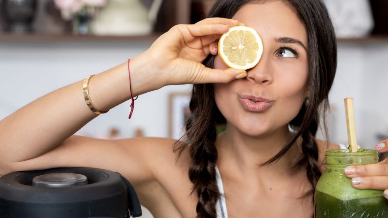 Critican a la youtuber Rawvana por comer pescado a pesar de declararse ...