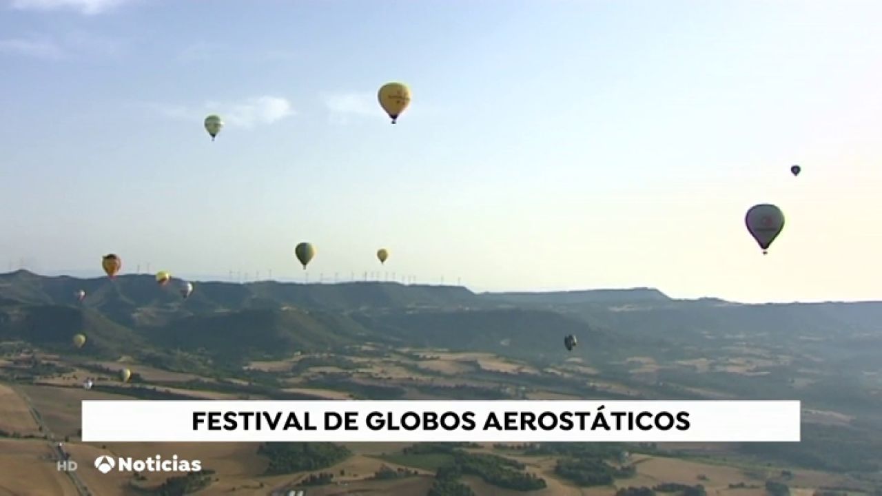 Alrededor de 60 globos aerostáticos vuelan sobre el cielo de Barcelona ...
