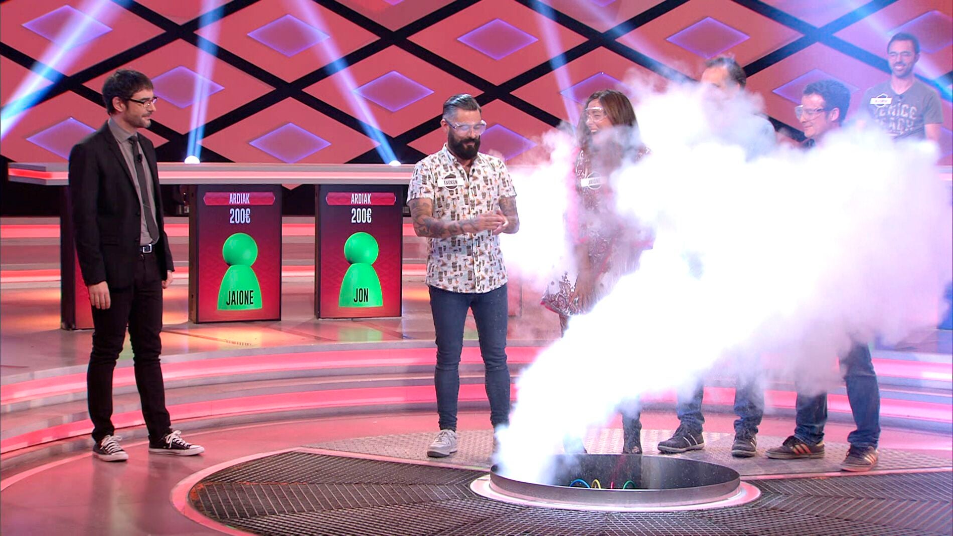 La divertida reacción de una concursante al humo de las bombas de '¡Boom!'