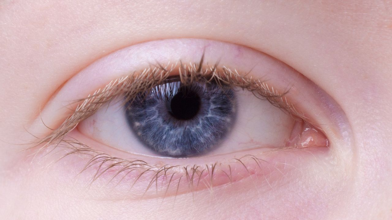 Despídete de los párpados hinchados con estos trucos