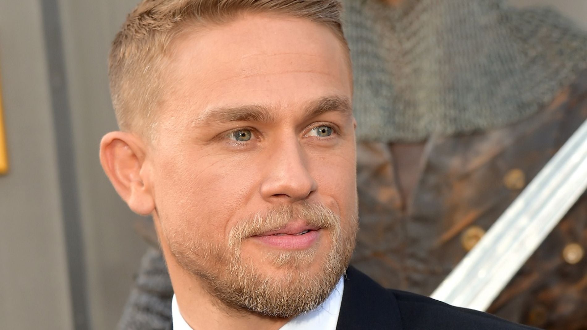 ¿Mejor que Chris Evans? La asombrosa imagen de Charlie Hunnam como ...
