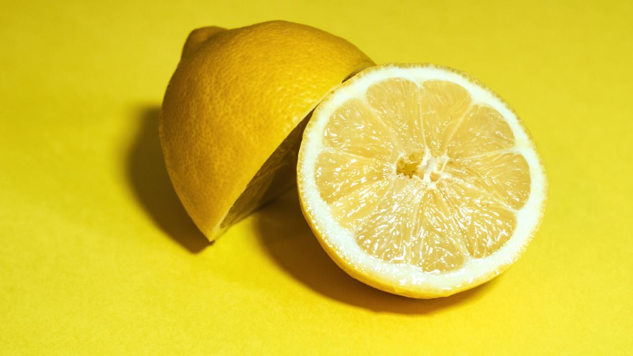 El truco para exprimir un limón sin tener que cortarlo - VÍDEO